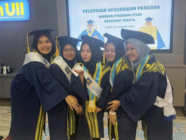 Lima Mahasiswi Prodi Rekateks UII Jadi Lulusan Perdana - Jogpaper media ...